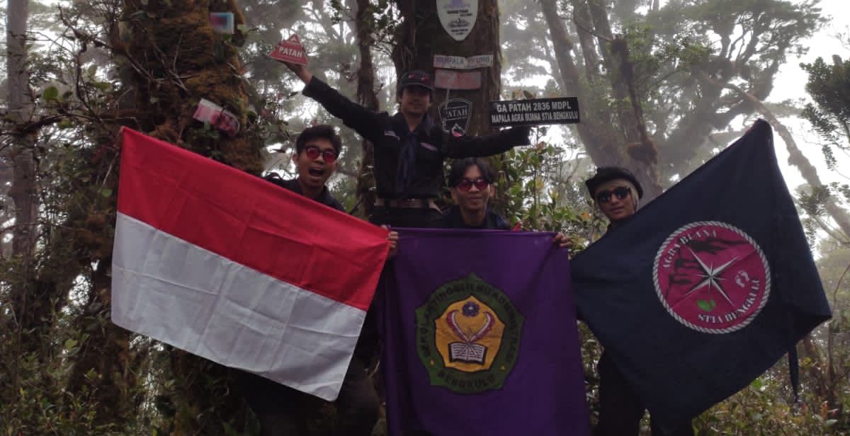 Diesnatalis ke II, Mapala Agra Buana STIA Bengkulu Gapai Puncak Gunung ...